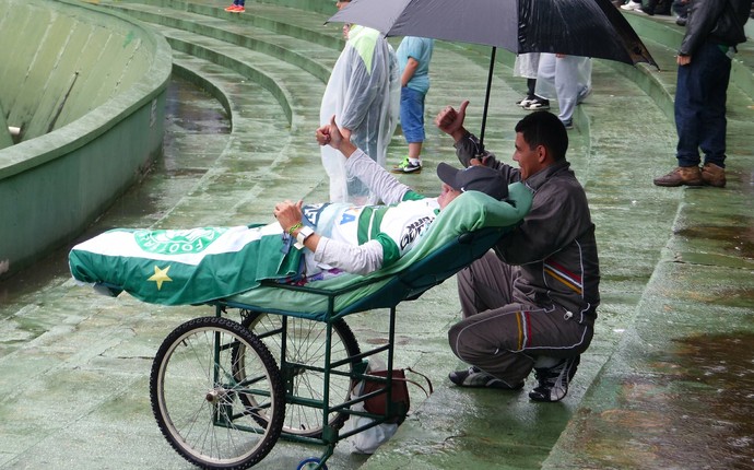 Sob chuva, torcedor símbolo do Coxa comemora permanência na Série A