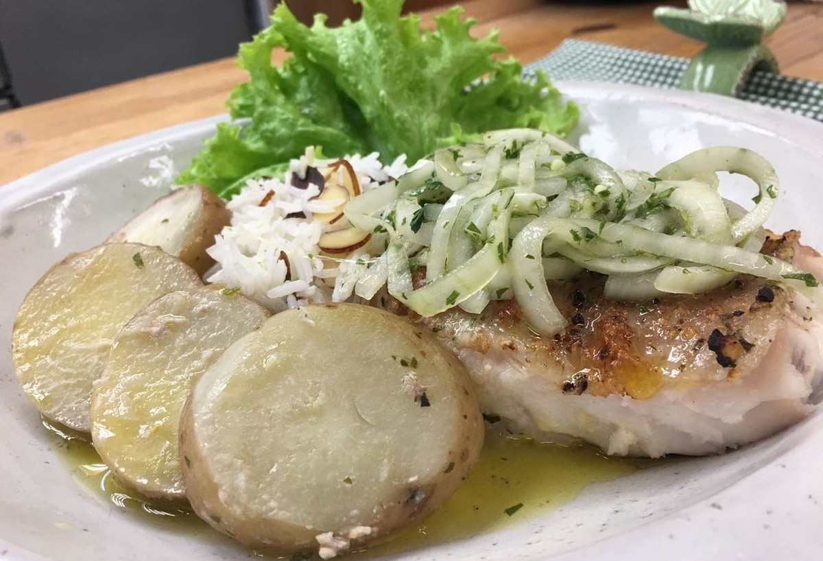 Garoupa assada com vinagrete de cebola e coentro | Gallo- Momentos ...