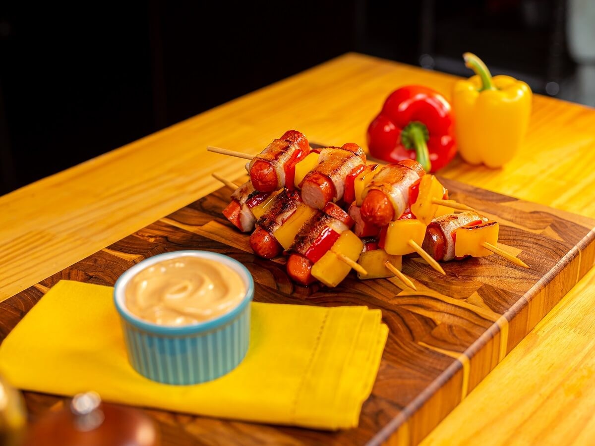 Espetinho de salsicha com bacon | Receitas Sadia | Receitas