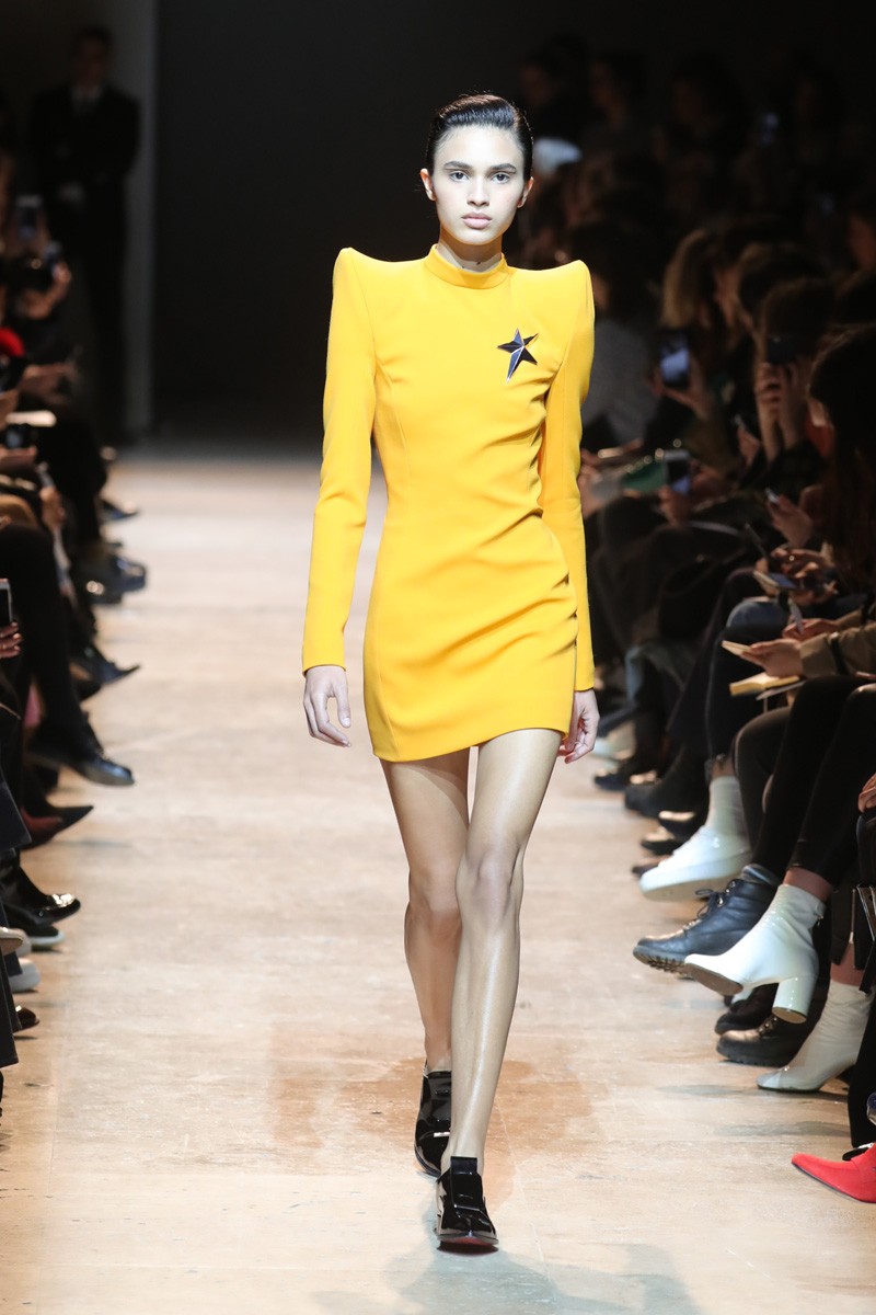 Mugler passeia em seu habitat natural com inverno 2018 oitentista ...
