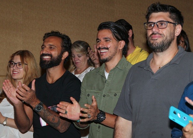 Priscila Fantin recebe carinho do namorado, Bruno Lopes, em estreia de ...