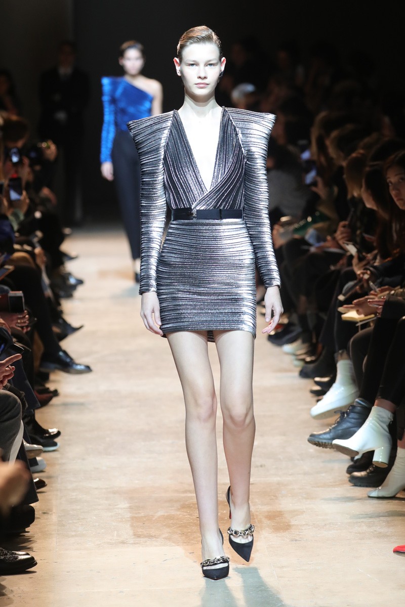 Mugler passeia em seu habitat natural com inverno 2018 oitentista ...