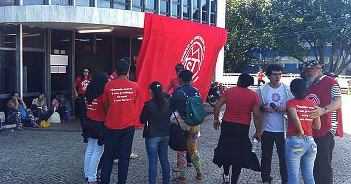 G1 - Por auxílio-aluguel, integrantes do MTST invadem secretaria no DF ...