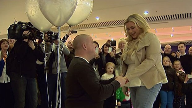 G1 - Escocês cria flashmob em shopping para pedir namorada em casamento ...