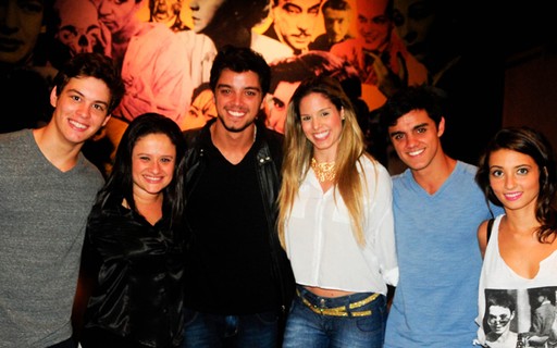 Rodrigo Simas prestigia o irmão no teatro - Quem | QUEM News