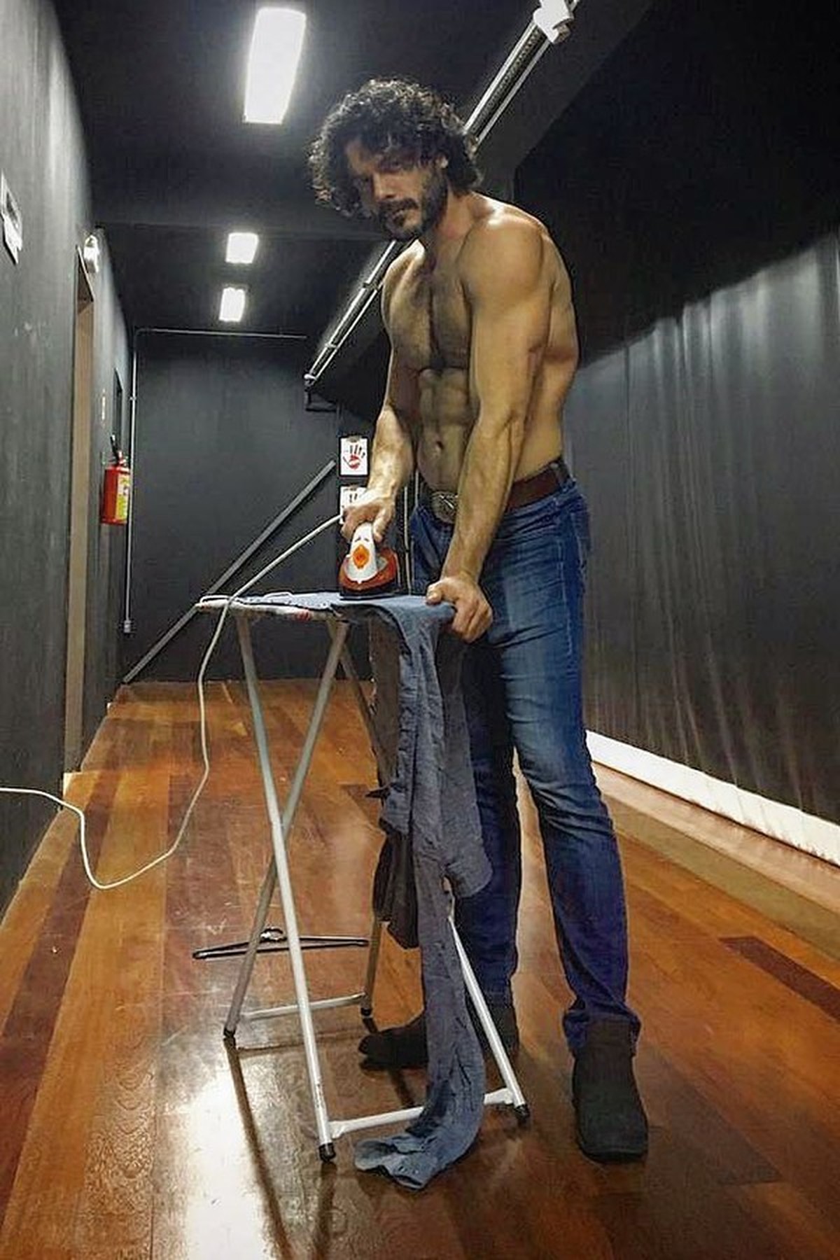 "Ô lá em casa": Sem camisa, Kiko Pissolato passa roupa e fãs vão à ...