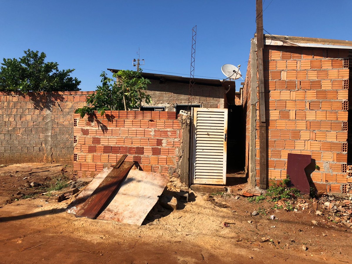 Homem é encontrado morto com sinais de violência dentro de casa em ...