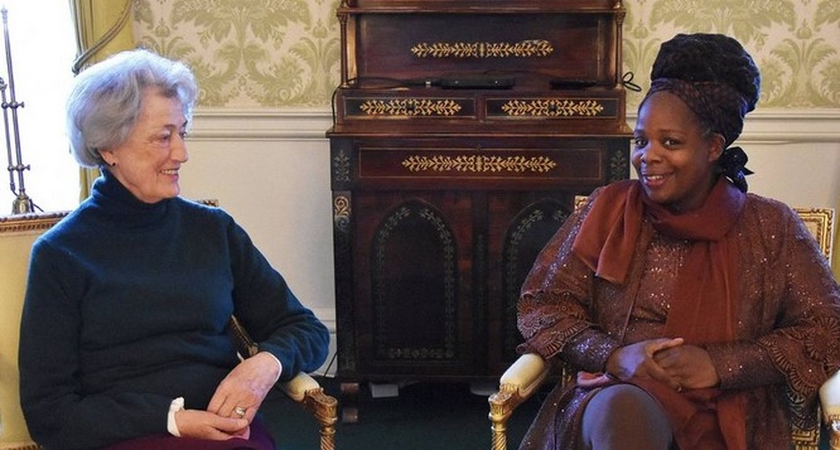 Madrinha do príncipe William pede desculpas a ativista negra após fala racista | Notícias | Quem