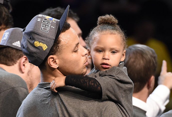 Um título para três gerações da família Curry: "A Riley um dia vai ...