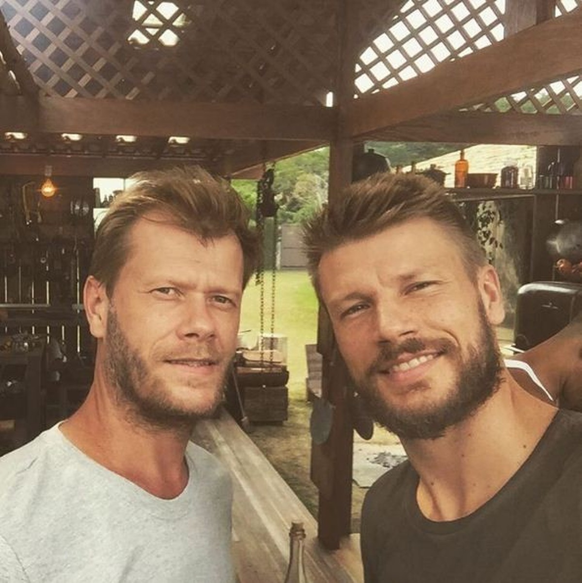 Rodrigo Hilbert posta foto ao lado de irmão e dupla ganha elogios ...