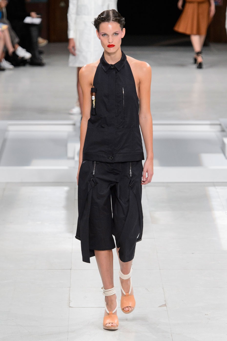 O verão 2016 utilitário de Hussein Chalayan | Desfiles | Vogue