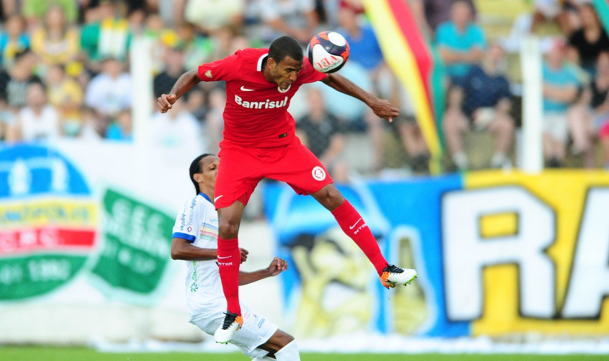 Ernando volta a ser titular na Série B após 3 meses e ganha chance de ...