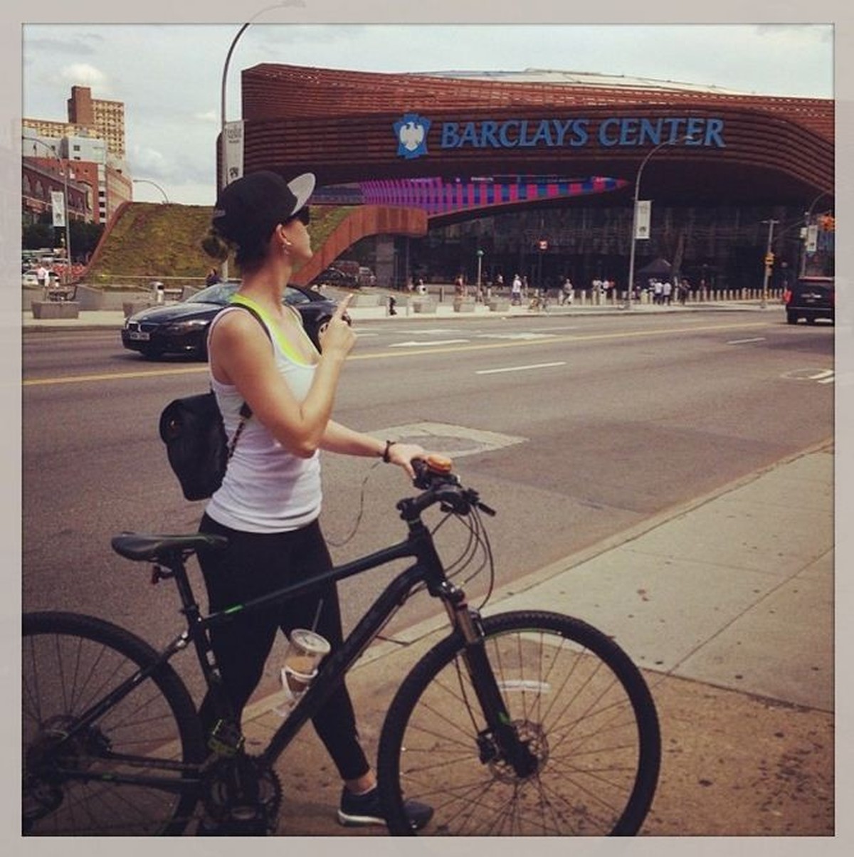 Kate Perry chega de bike ao próprio show no Brooklyn | Celebridades | vogue