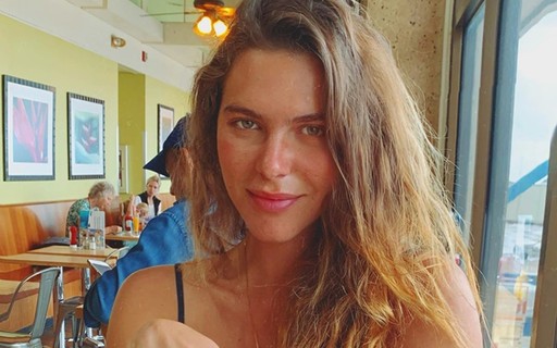 Mariana Goldfarb adota leitura feminista em férias no Havaí - Quem ...