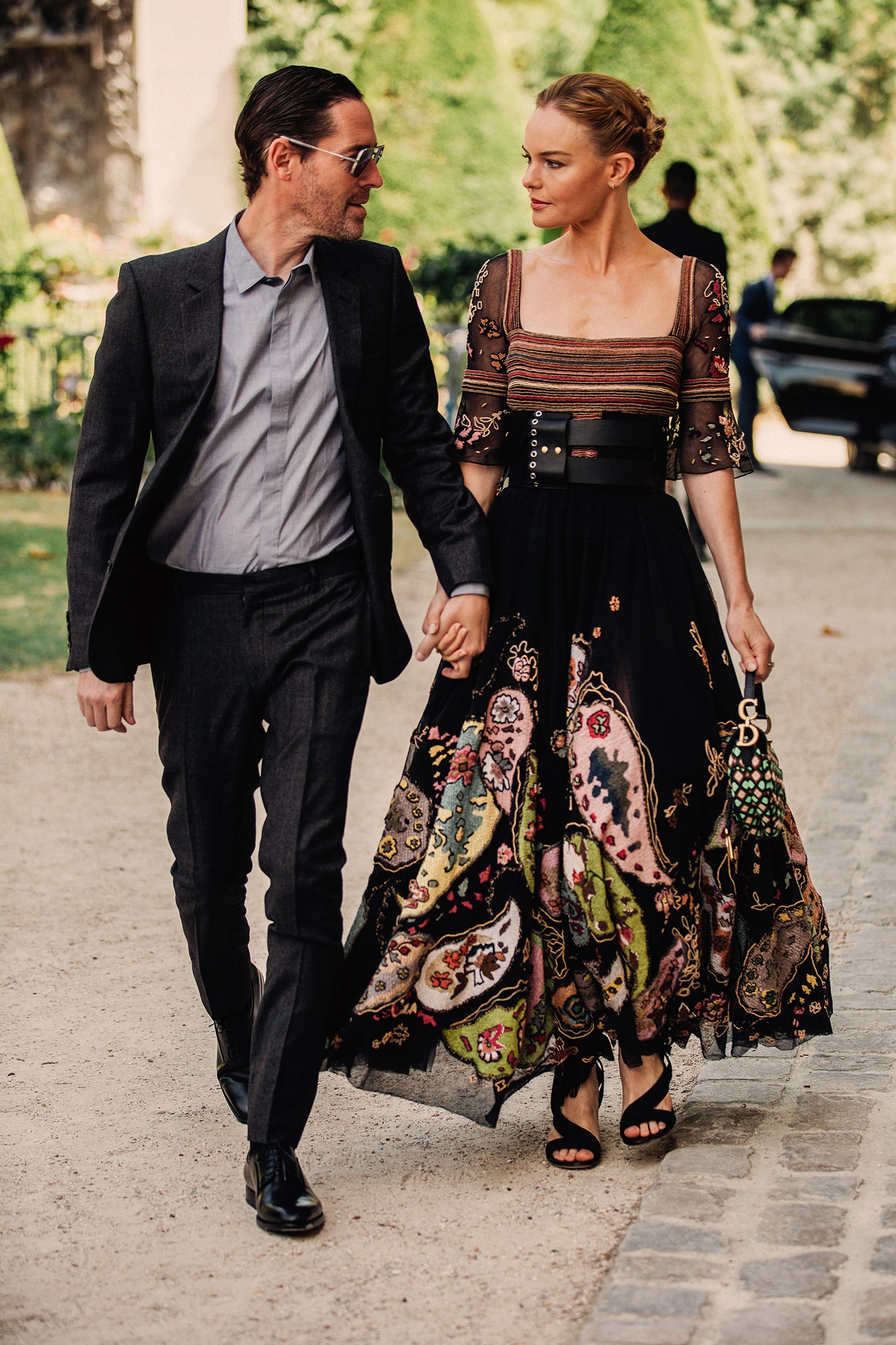 Haute verão: como os fashionistas driblaram o calor pelas ruas de Paris ...