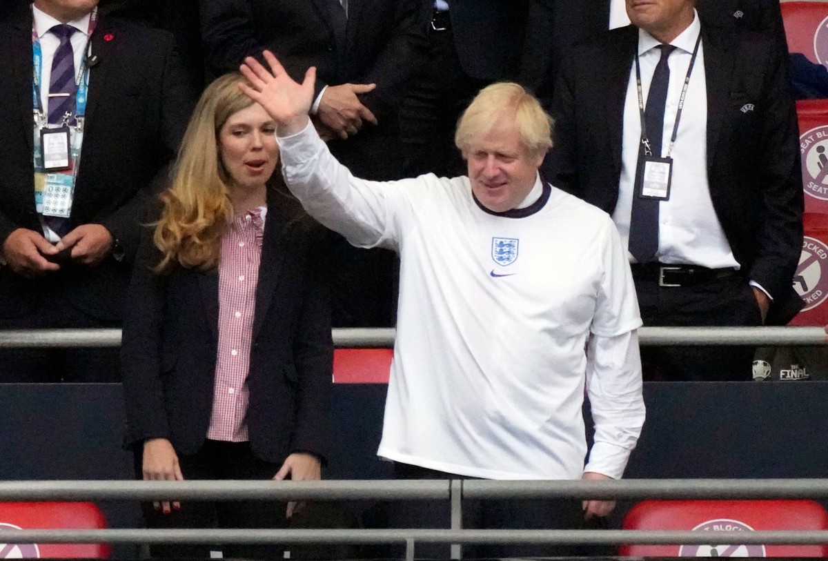 De camisa da Inglaterra, Boris Johnson marca presença na final da Euro ...