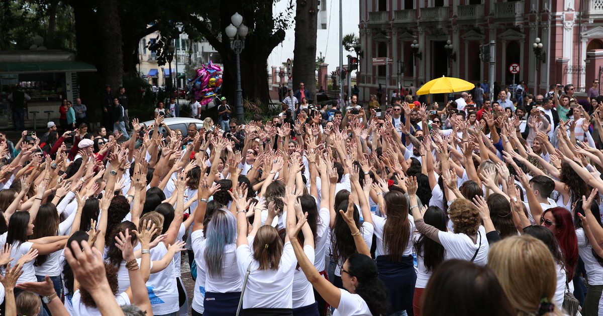 G1 - Grupo participa de flash mob em Florianópolis no Dia Mundial da ...