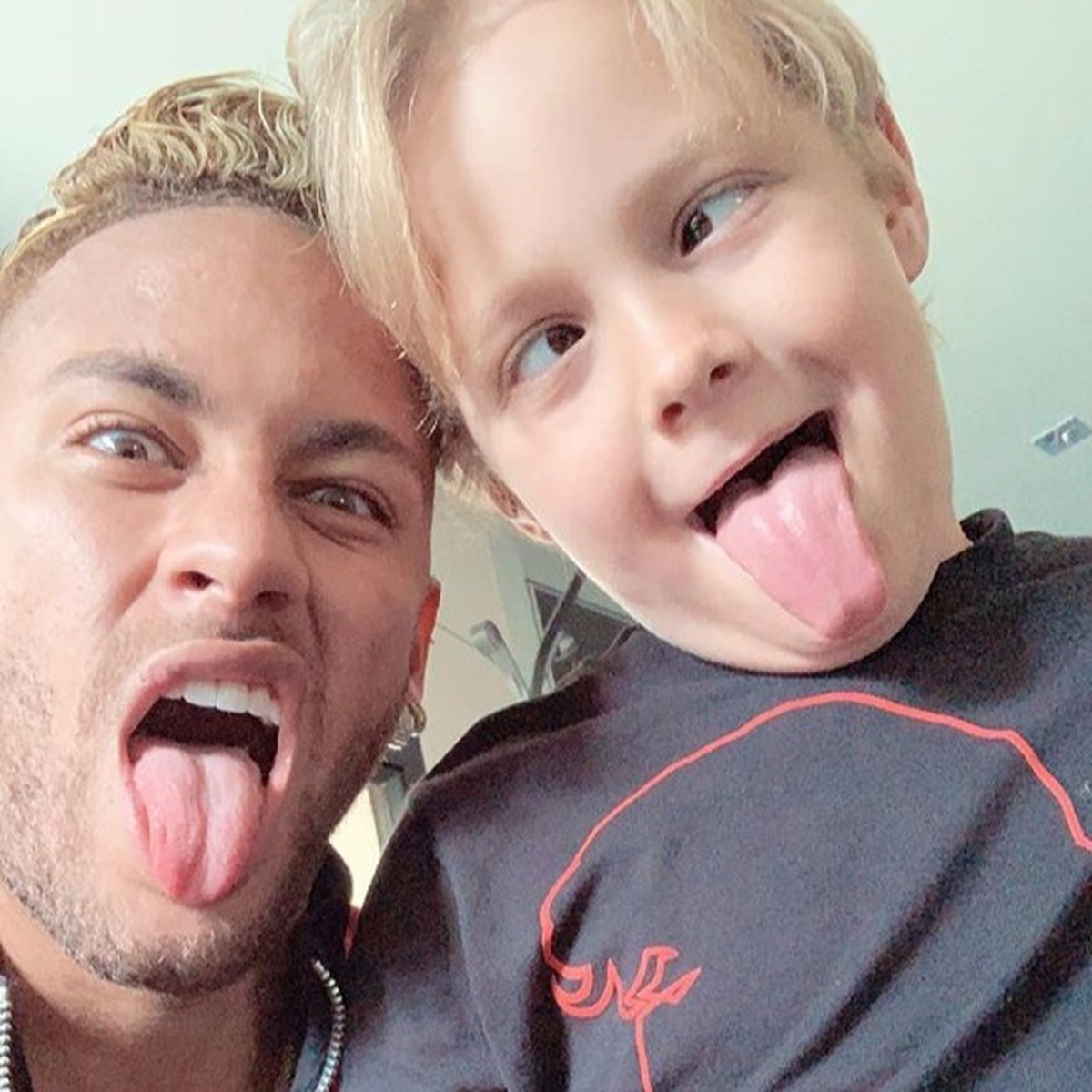 Neymar faz careta com Davi Lucca | Celebridades | Vogue