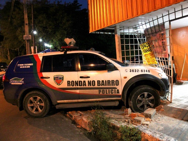 G1 Viatura Da Pm Am Perde Controle Em Perseguição E Invade Salão De