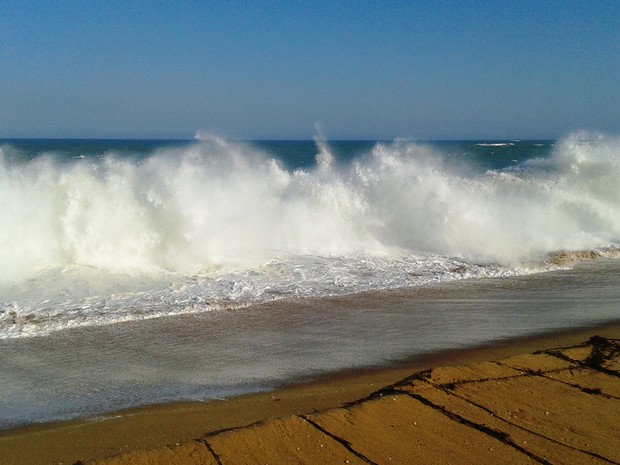 G1 - Ondas continuam fortes nas orlas das praias de Macaé, RJ ...
