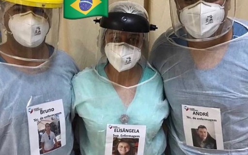 Profissionais da saúde colam fotos sorridentes na roupa para humanizar ...