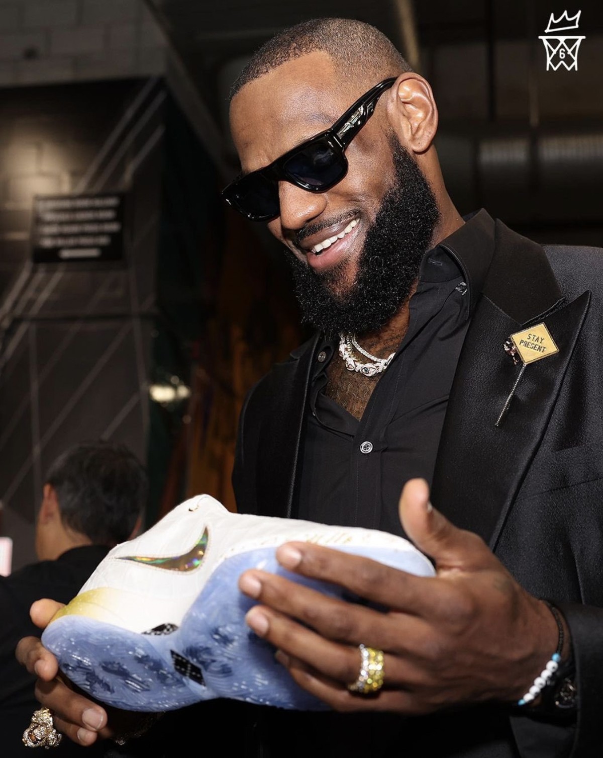 LeBron ganha tênis de ouro e mármore em homenagem ao recorde da NBA ...