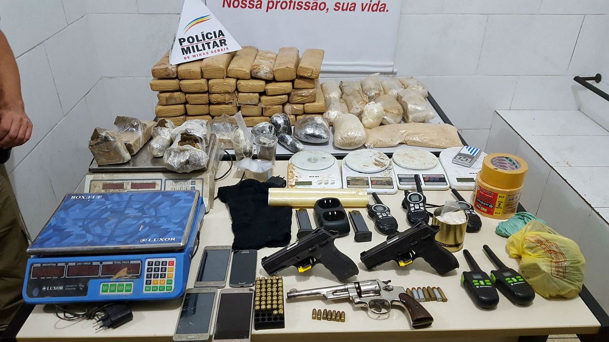 Pm Apreende Drogas Armas E Mais De R 18 Mil Durante Operação Em Juiz