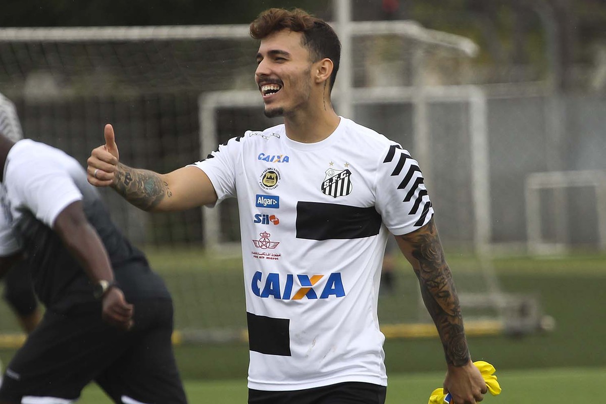 Há 40 dias sem jogar, Zeca volta a treinar em campo pelo Santos ...