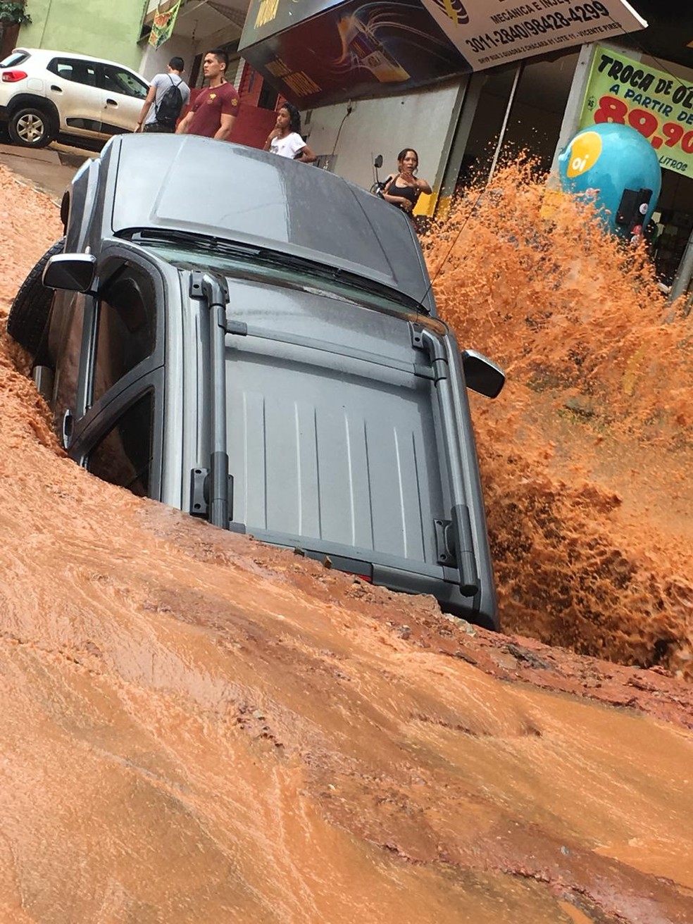 'Foi afundando devagarinho', diz idoso resgatado de carro engolido por ...