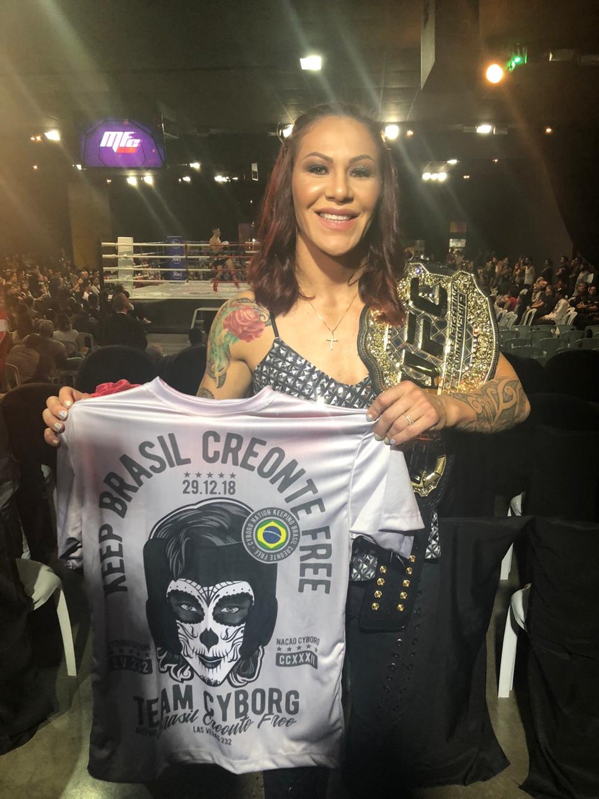 Cris Cyborg exibe camisa para o UFC 232 estampada com frase para ...