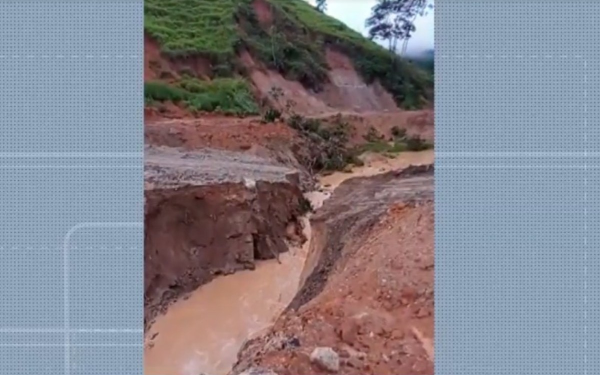 Desvio criado após cratera se formar em rodovia no extremo sul da BA é ...