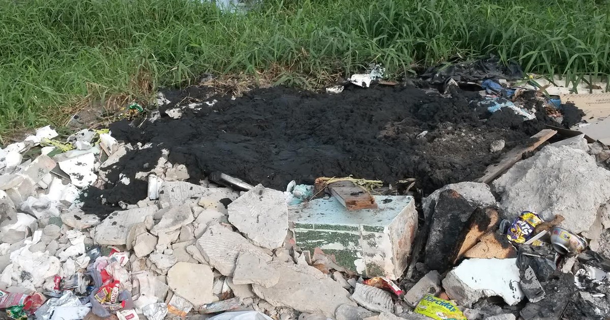 G1 - Lixo acumulado e falta da coleta irritam moradores de Guarujá, SP ...