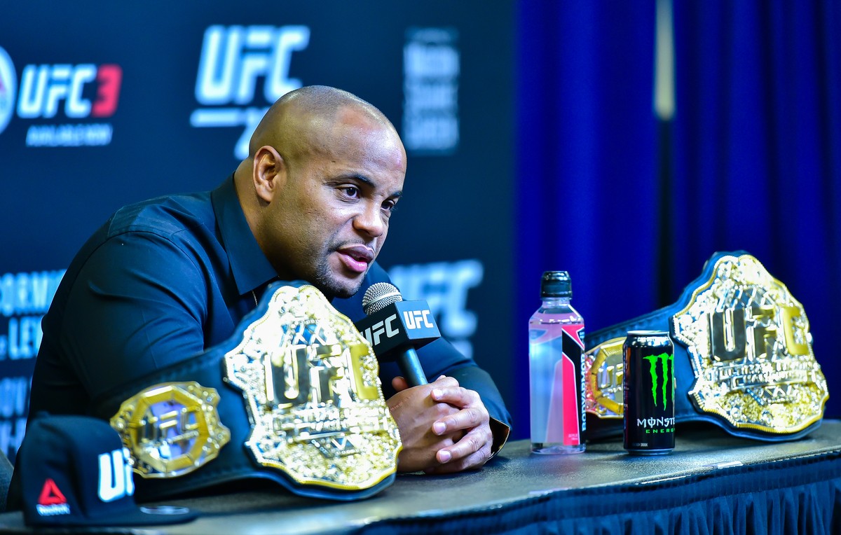 Cormier revela que quase não lutou após espirrar e lesionar as costas ...