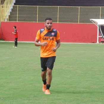 Regularizado, volante André Castro é relacionado para pegar o Criciúma