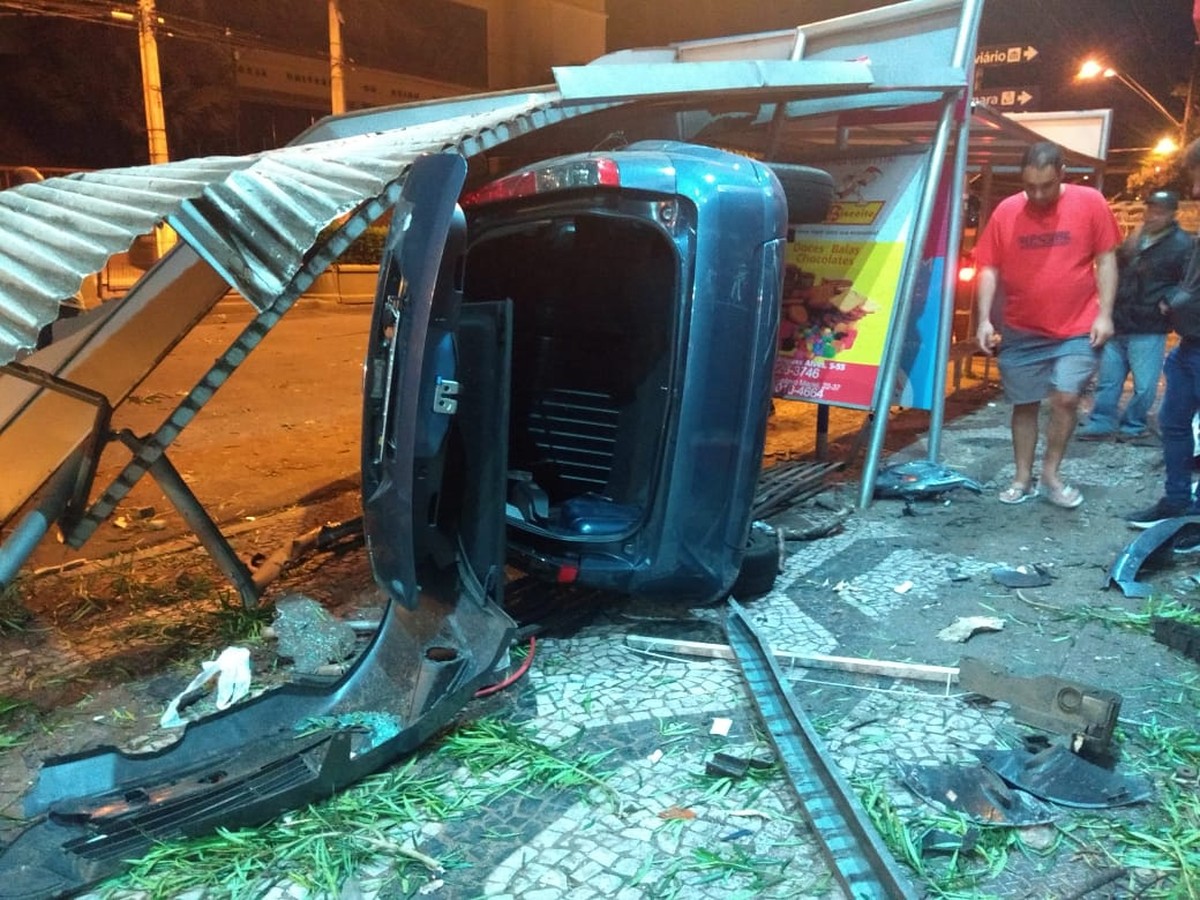 Carro desgovernado invade ponto de ônibus em avenida de Bauru | Bauru e Marília | G1