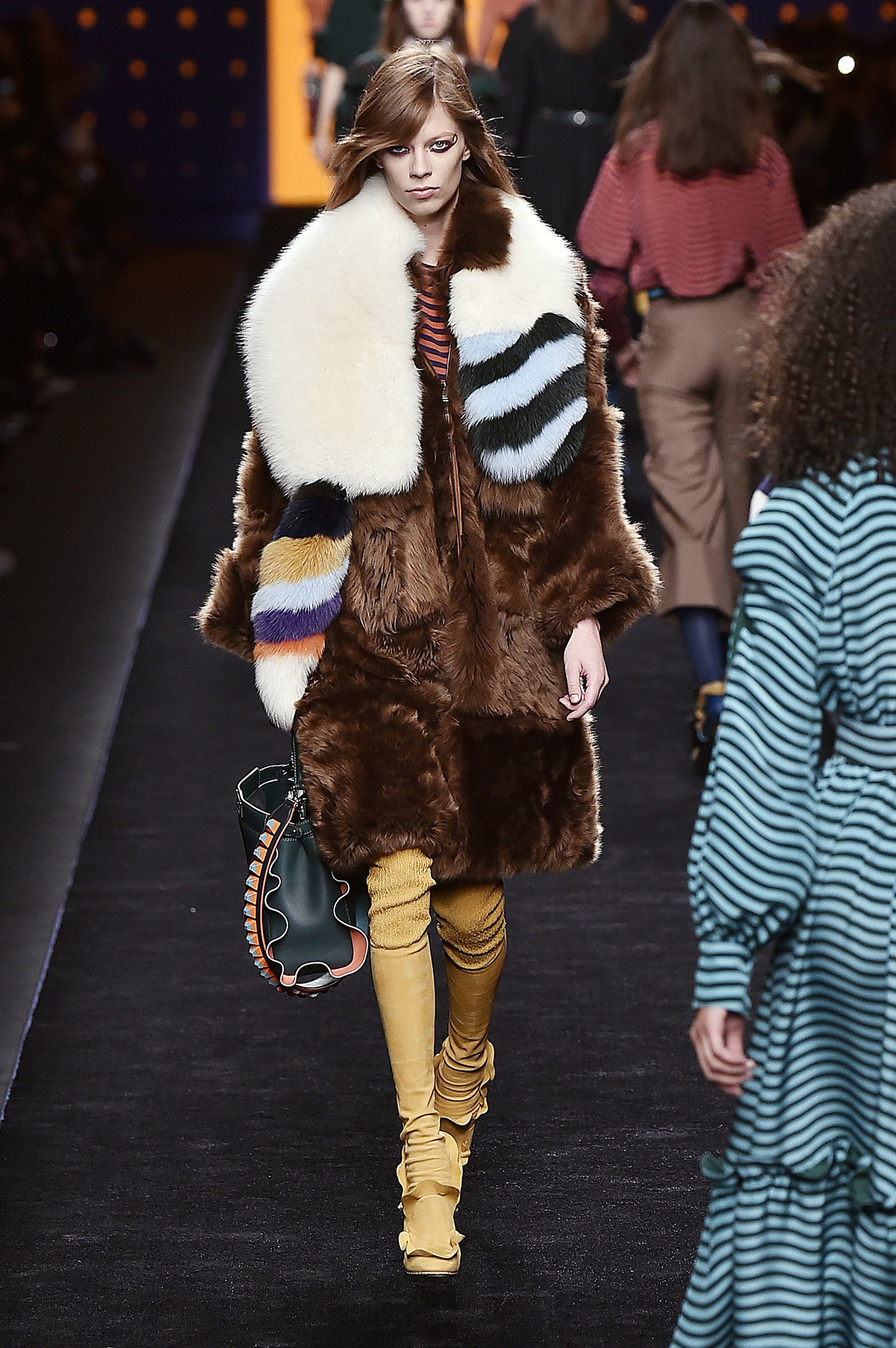 O inverno turquesa da Fendi em Milão | Desfiles | Vogue