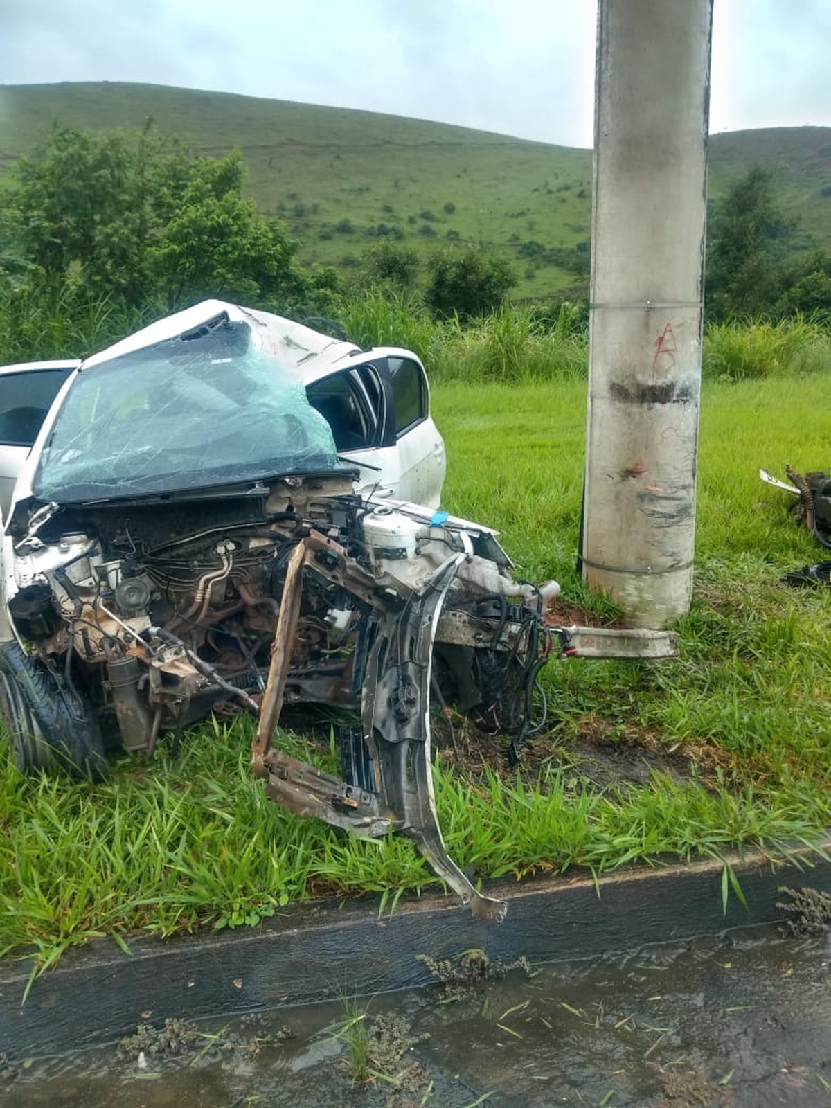 Carro bate em poste e deixa duas feridas na BR-040, em Levy Gasparian | Sul do Rio e Costa Verde ...