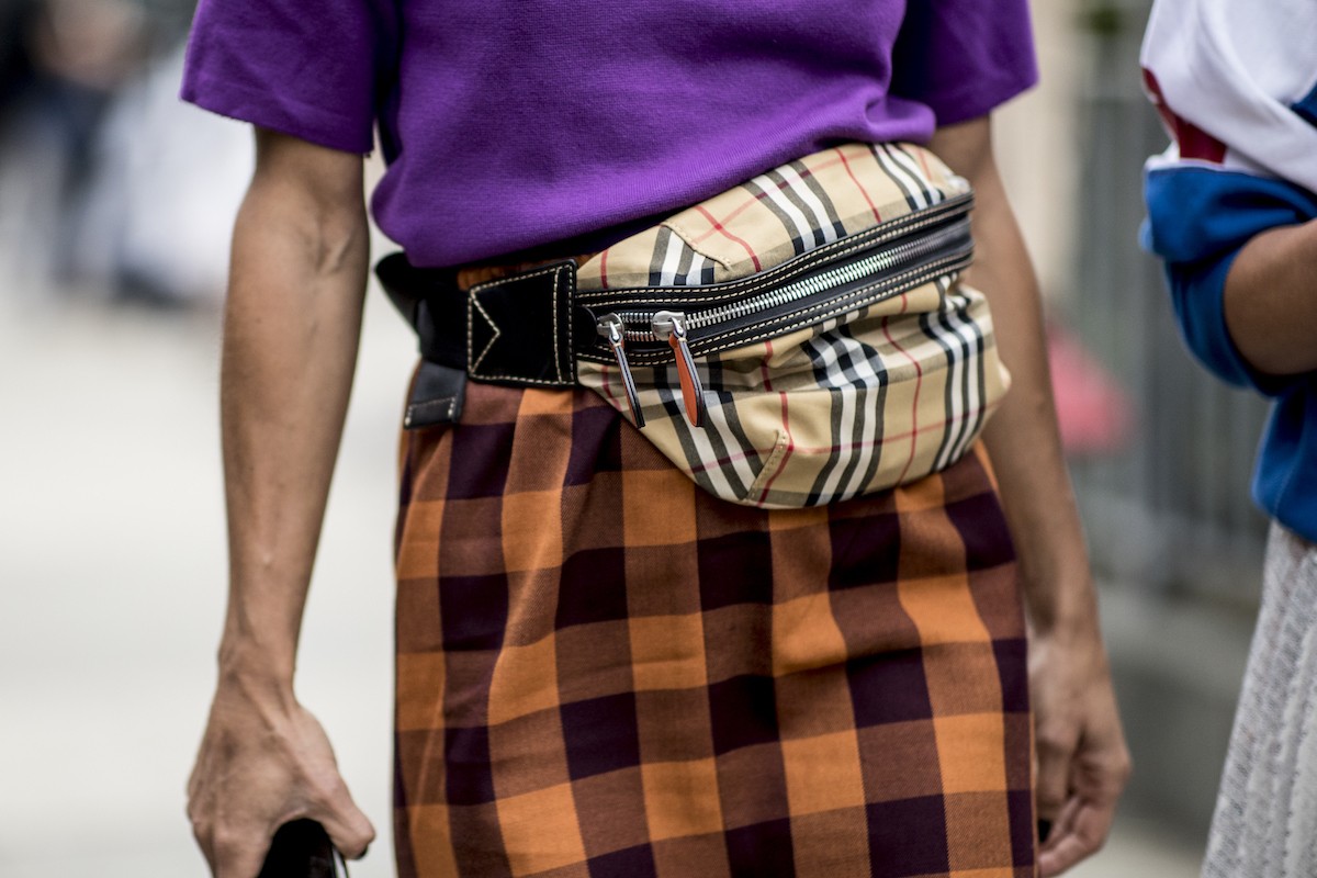 Pochetes dominam o street style da temporada | Tendência | Vogue