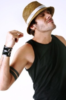 Depois de posar como super-herói, Max é um galã para seu site ...