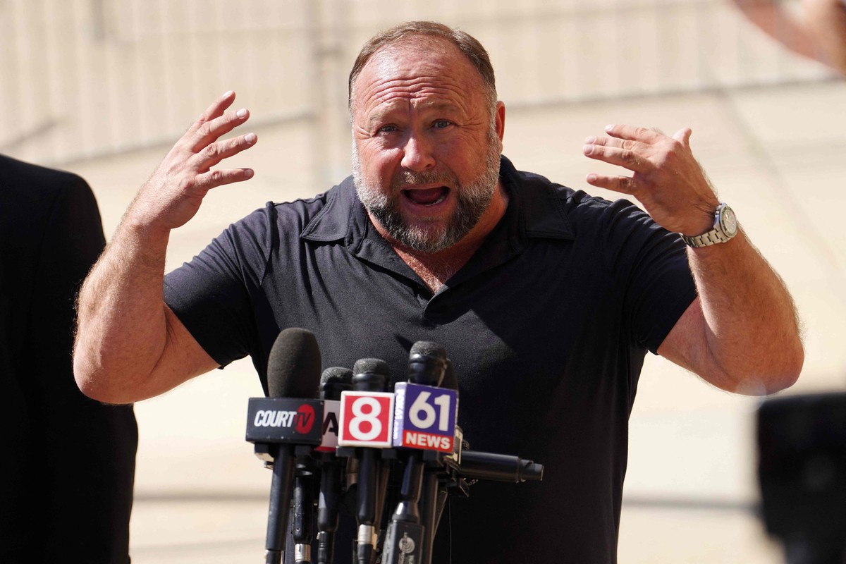 Teórico da conspiração Alex Jones pede falência após condenações por ...