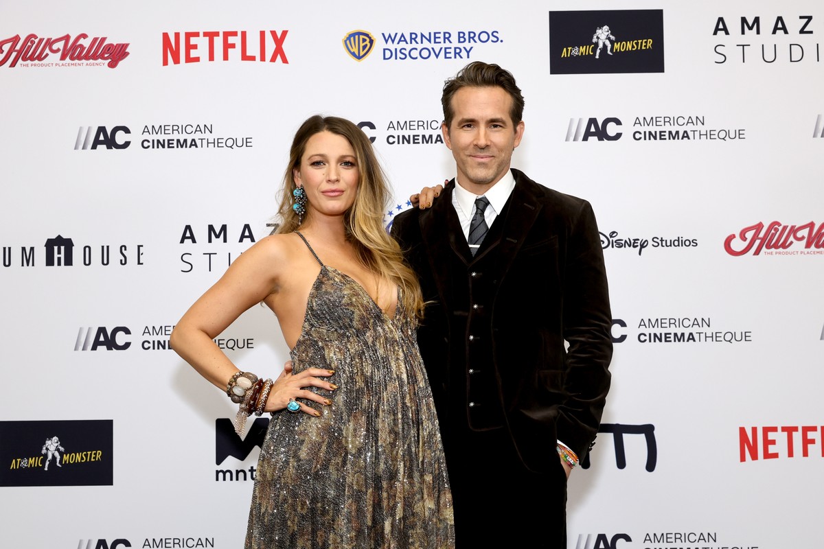 Grávida de seu quarto filho, Blake Lively brilha ao lado de Ryan ...