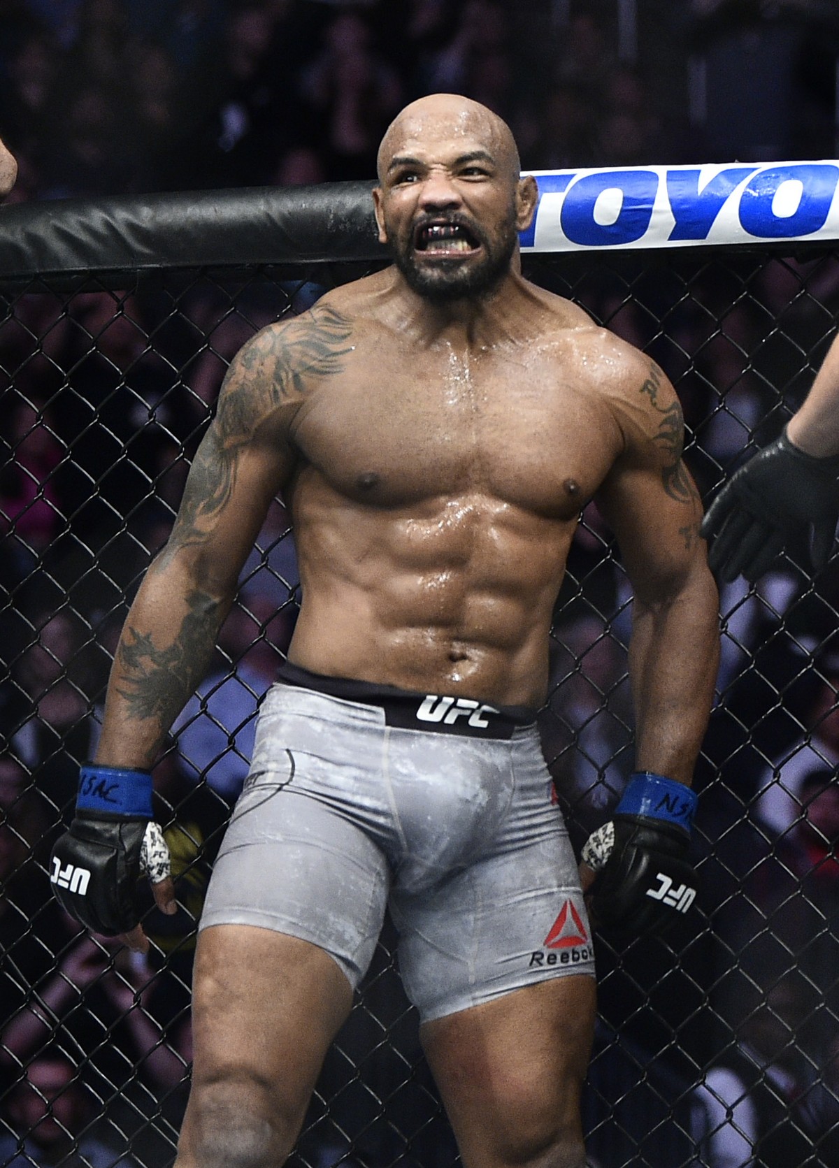 Derrotado na luta principal do UFC 248, Yoel Romero não recebe ...