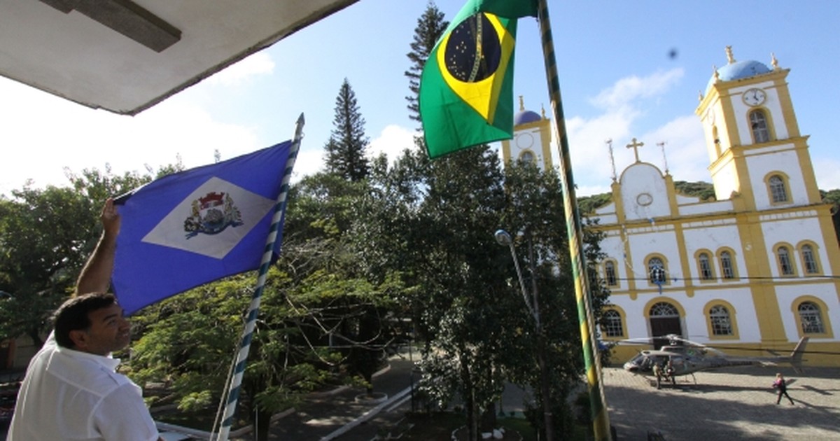G1 - Após incêndio, bombeiros autorizam moradores a voltarem para ...
