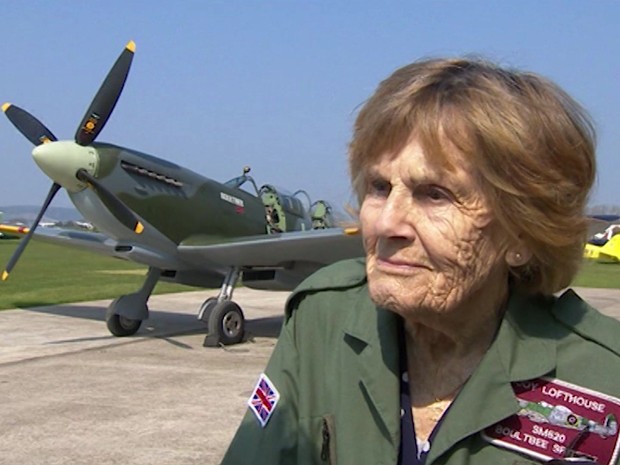 G1 - Aos 92 anos, veterana volta a voar em máquina de combate ...