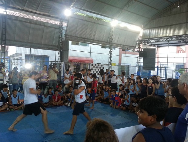 Rodrigo Damm treina com crianças antes de luta no TUF Brasil 2 ...