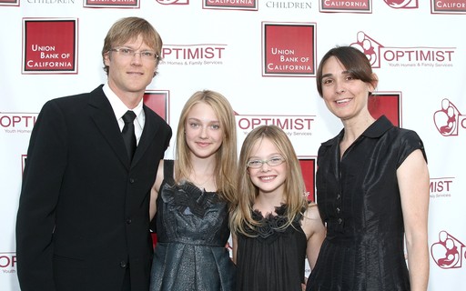 Pais das atrizes Dakota e Elle Fanning finalizam divórcio após 25 anos ...