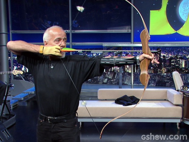 Reveja! Paulo Coelho ensina arco e flecha para Jô Soares: 'Meditação ...