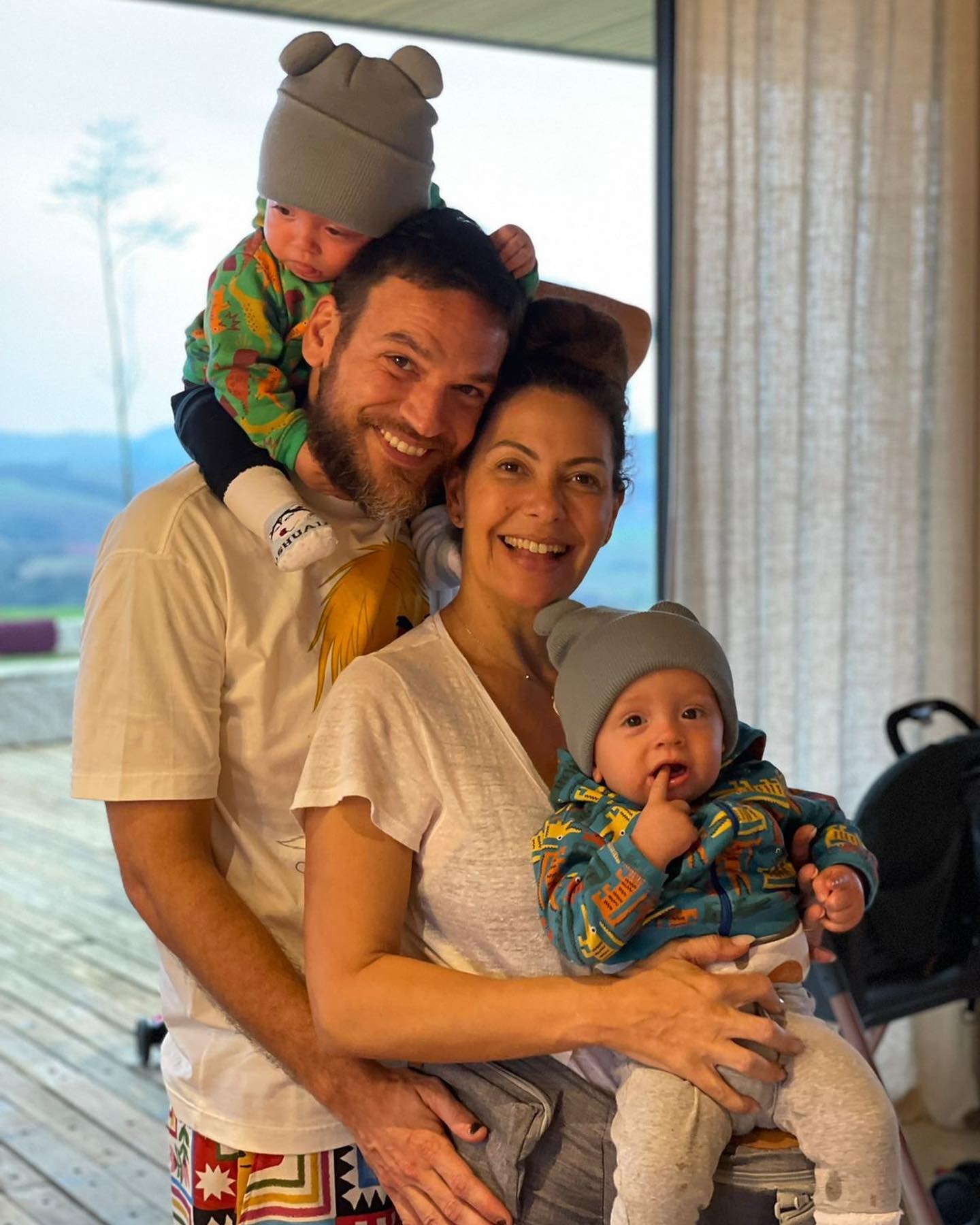 Emilio Dantas abre álbum de fotos dos gêmeos, Roque e Raul, e encanta ...