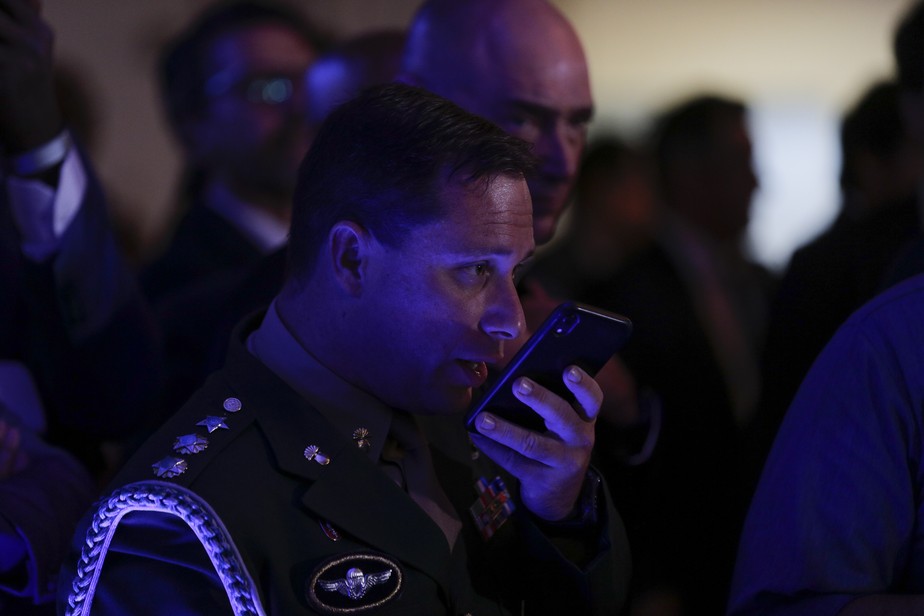 Exército dá suporte emocional e religioso para Mauro Cid na prisão