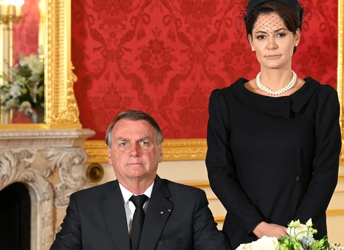 Após derrota nas eleições, Bolsonaro e Michelle trocam unfollows no ...